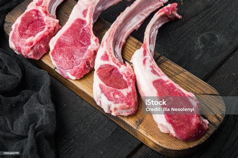 신선한 양고기 커틀릿 유기농 고기 스테이크 검은 나무 테이블 배경에 카피 스페이스와 텍스트 공간 0명에 대한 스톡 사진 및 기타