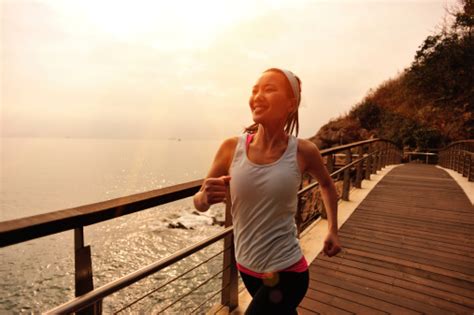 건강한 라이프스타일 아시아계 여자 실행하는 압살했다 구름다리 시사이드 가냘픈에 대한 스톡 사진 및 기타 이미지 가냘픈 건강한 생활방식 검정 머리 Istock