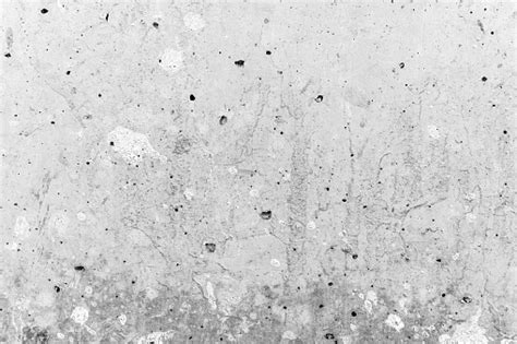 얼룩과 곰팡이가있는 더러운 오래된 금이 간 콘크리트 벽 조난된 버려진 시멘트 벽의 질감 배경입니다 거칠고 그런지 표면 회색 벽