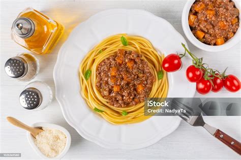 볼로냐 소스 파스타입니다 에 백색 격판덮개 파 르 마 치즈 토마토 올리브 오일의 분기와 포크 배경은 흰색 이다 이탈리아 음식입니다 공간에 복사 합니다 최고의 볼 수 있습니다