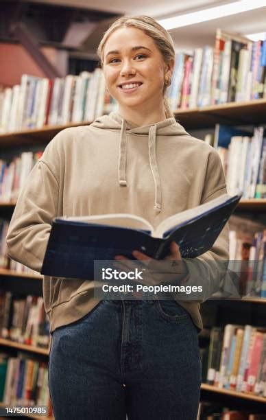 학생 독서 및 학습을 위해 도서관에서 책을 가진 여성 얼굴 초상화 대학 교육 및 캐나다에서 온 행복한 여성이 공부 지식 또는 연구를 위한 교과서가 있는 책장 옆에 서