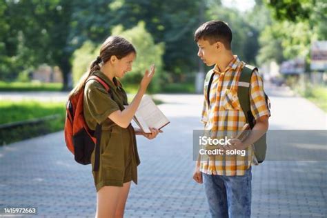 도시 공원에있는 학생들의 초상화 십대 학생 소년과 소녀가 길에 서서 수업을 토론하고 책을 읽고 이야기하고있다 2명에 대한 스톡 사진 및 기타 이미지 Istock
