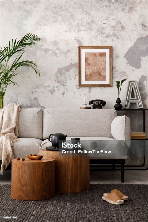 디자인 회색 소파 나무 커피 테이블 포스터 및 우아한 개인 액세서리가있는 거실 인테리어의 인테리어 디자인 로프트 및 산업