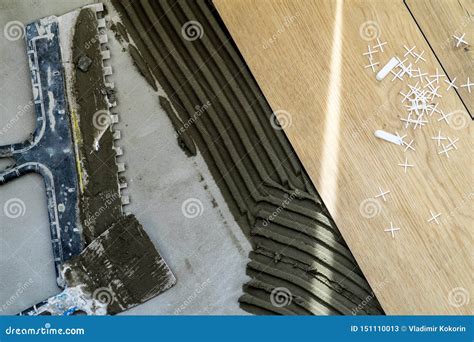 Pose Des Tuiles Sur Le Plancher Avec Une Colle Sp Ciale Image Stock Image Du Colle Installer