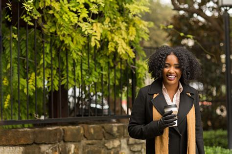 아름 다운 자신감 아프리카계 미국인 여 자가 밖에 서 웃 고 걷기에 대한 스톡 사진 및 기타 이미지 걷기 겨울 코트 곱슬 머리 Istock
