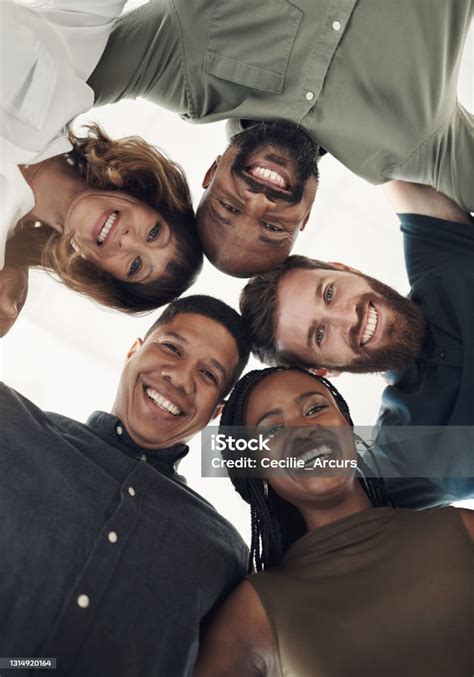 다양한 사업가 그룹이 모여 함께 머리를 맞댄 낮은 각도샷 다민족 그룹에 대한 스톡 사진 및 기타 이미지 다민족 그룹 다양성 일함 Istock