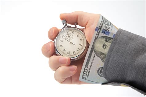 기계식 스톱워치와 남자 손에 달러 비즈니스를위한 파트 타임 정확성 비즈니스 및 금융 시간 경제에 대한 스톡 사진 및 기타 이미지 Istock