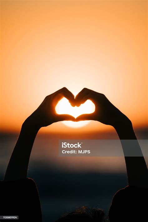 스카이 패스 태양 광선에 대 한 마음의 형태로 여성의 손 사랑의 마음의 모양에 손을 일몰에 발렌타인 데이의 기호입니다 밸런타인데이에 대한 스톡 사진 및 기타 이미지 Istock