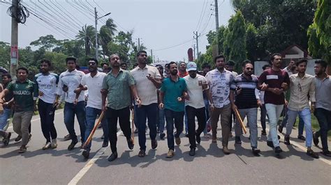 শরীয়তপুরে ছাত্রদলের কমিটি বাতিলের দাবীতে মিছিলে ঝাড়ু জুতা ও লাঠির