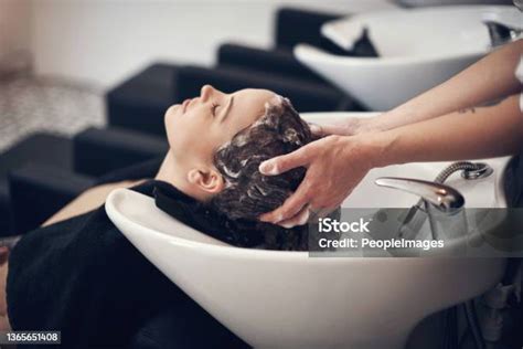 아름다운 젊은 여자의 촬영 그녀의 머리를 받고 살롱에서 세척 18 19세에 대한 스톡 사진 및 기타 이미지 18 19세 2명 35 39세 Istock