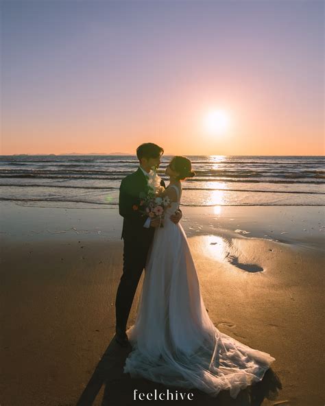 필카이브인천웨딩스냅•영종도웨딩스냅•야외웨딩스냅•웨딩스냅•야외스냅•커플스냅•본식스냅 나리꽃 피던 계절🧡 ⠀ 어젠 바람이 그렇게나 많이 불더니 오늘은 하늘이 부쩍 높아진게