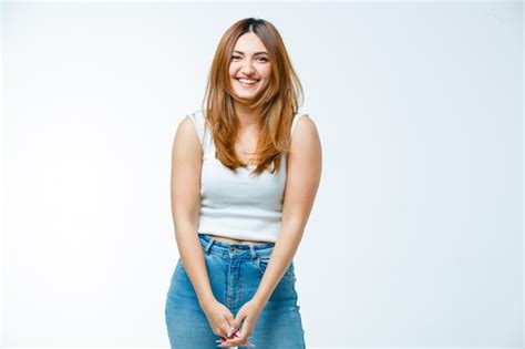 Mujer Joven Sonriente Mientras Posar Foto Gratis