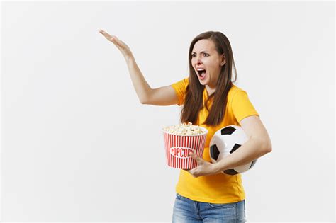 유럽 여자 축구 공 손실의 팝콘 화가 또는 흰색 배경에 고립 좋아하는 팀의 목표의 양동이 들고 축구 팬을 비명 스포츠 놀이 축구 응원 팬 라이프 스타일 개념