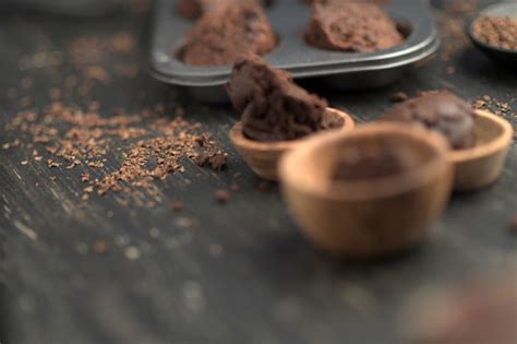 초콜릿 토 핑 Delish와 간단한 디저트와 수 제 초콜릿 머핀 초콜릿 드랍 스와 맛 있는 수 제 머핀 측면에 어두운 배경