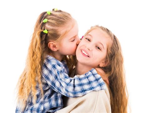 Niña Abrazando Y Besando A Su Hermana Mayor Foto Premium