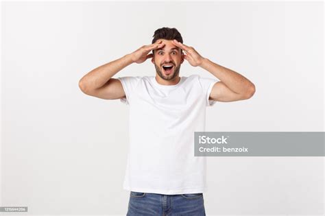 매력적인 잘 생긴 흰색 배경에 고립 된 서있는 동안 캐주얼 착용에 잘 생긴 젊은 남자 건강한 생활방식에 대한 스톡 사진 및 기타