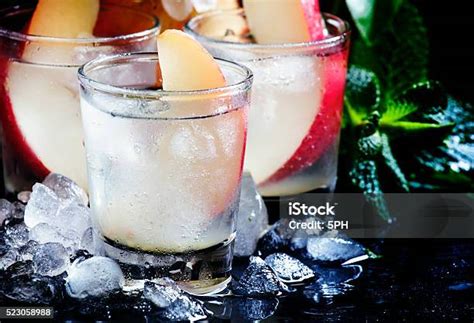 알코올 칵테일을 배나무 보드카 스프라이트 으깨짐 빙판 0명에 대한 스톡 사진 및 기타 이미지 0명 검은색 과일 Istock