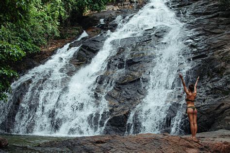 열대우림의 폭포 근처에서 요가를 연습하는 수영복을 입은 젊은 여자 25 29세에 대한 스톡 사진 및 기타 이미지 25 29세 가냘픈 건강한 생활방식 Istock