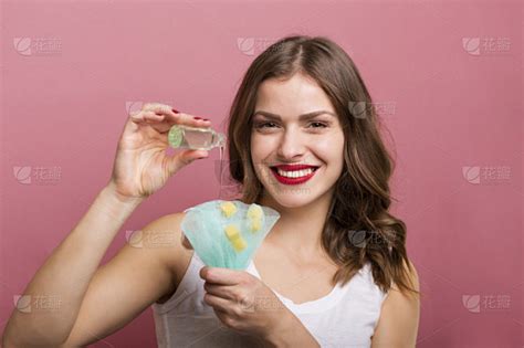 瓶子 女人 防晒霜 彩妆 早晨 Spa美容 化妆用品 润肤露 头发 青年人