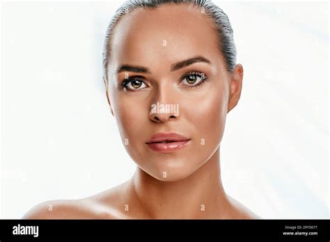 La Peau Clatante Est Ce Que Tout Le Monde Veut Une Belle Jeune Femme Posant Sur Un Fond Blanc