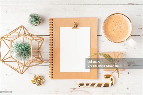 상단 보기 모형 빈 종이와 상단 보기 데스크톱 크리스마스 메모장 플래너 커피 한 잔 나무 브런치 크리스마스 에코 자연 장식 노트북 및 문구와 녹색 민트 테이블 배경에 플랫