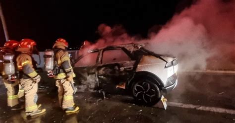 안동 고속도로서 덤프트럭과 추돌한 전기차 전소