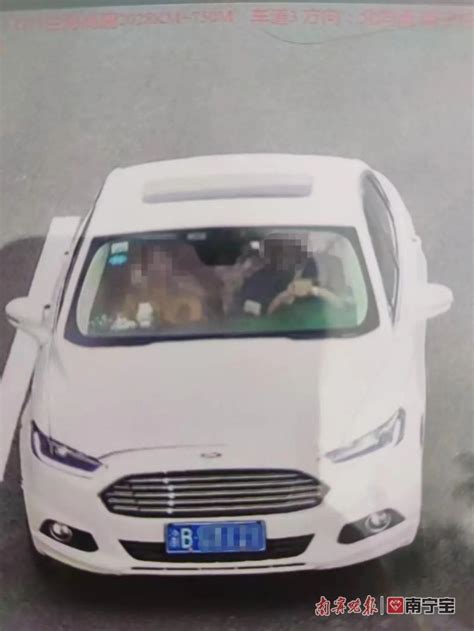 男子驾驶证被扣留，驾车出事故后找老婆“顶包”，结果