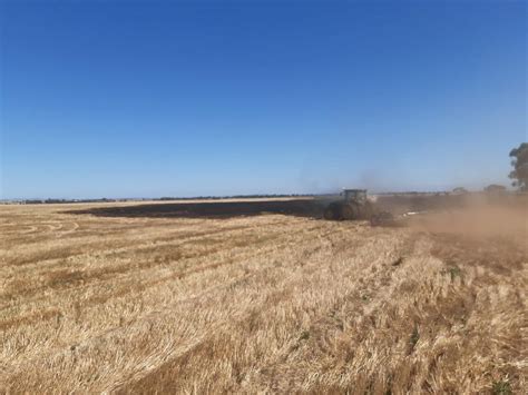 Cfs Issues Alerts For Fires At Wasleys Clayton Bay And Redhill The