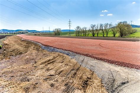 Cebin마을 근처의 체코 공화국의 새로운 도로 건설 현장 새로운 아스팔트를 깔기위한 영토 준비 0명에 대한 스톡 사진 및 기타
