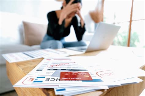 Mujer Joven Estresada Tiene Problemas Financieros Deuda De Tarjeta De Cr Dito Para Pagar Al