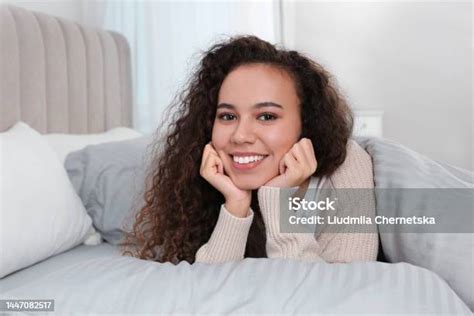 집에서 침대에 누워 있는 행복 한 아름 다운 아프리카 계 미국인 여자 20 24세에 대한 스톡 사진 및 기타 이미지 20