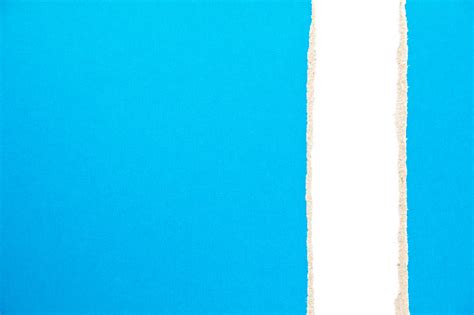 흰색 배경에 판지 종이의 파란색 찢어진 조각 문자 메시지의 공간을 복사합니다 0명에 대한 스톡 사진 및 기타 이미지 0명 가장자리 공란 Istock