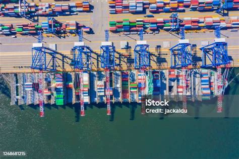 크레인 컨테이너 운반 컨테이너 선박 및 수출 사업 물류 및 운송 공중 최고 보기와 포트에 적재 컨테이너 선박 공중 뷰에 대한 스톡 사진 및 기타 이미지 Istock