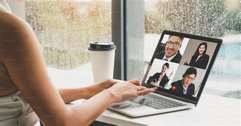 가상 작업 공간 또는 원격 사무실에서 만나는 화상 통화 사업가 스마트 비디오 기술을 사용하여 전문 기업 비즈니스의 동료와 소통하는 원격 근무 전화 회의 사진