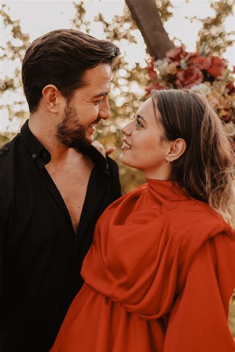 가을 가을 색 갈색 머리 감정을 포착하다 감정적 인 순간 경치가 좋은 계절 관계 껴안다 눈맞춤 닫다 따뜻한 음색 라이프스타일 로맨스 미소 짓는