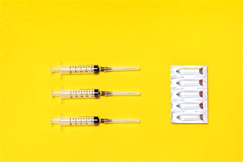 3개의 일회용 주사기는 의료 좌약이 있는 포장의 맞은편에 있습니다 0명에 대한 스톡 사진 및 기타 이미지 0명 건강관리와 의술 글리세롤 Istock