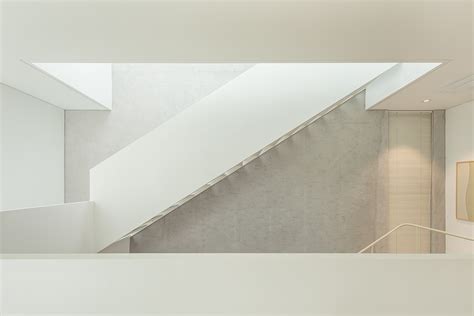 한솔아카데미 사진으로 하는 전기기사 공부 1 전압계 기호 V 사용방법 전압계를 사용하여 어느 부하의 전압이나 전원의 전압을 측정할 때에는 부하 또는 전원과 병렬로