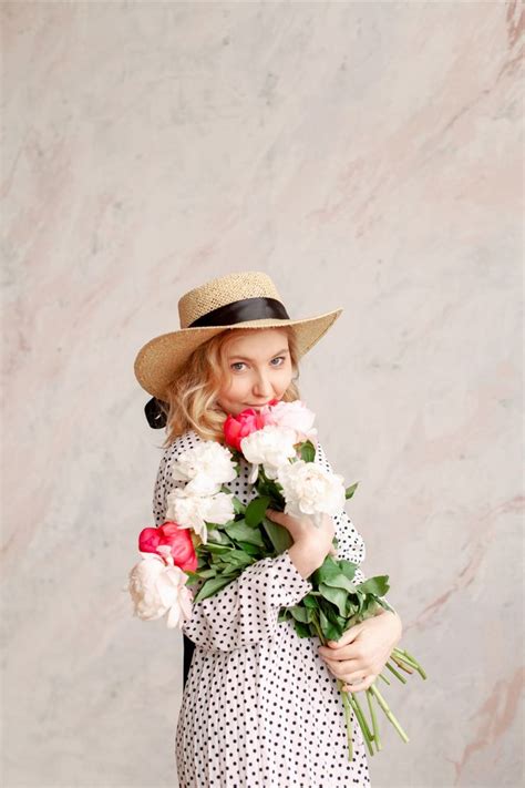 Красивая девушка с пионами Style Fashion Vintage