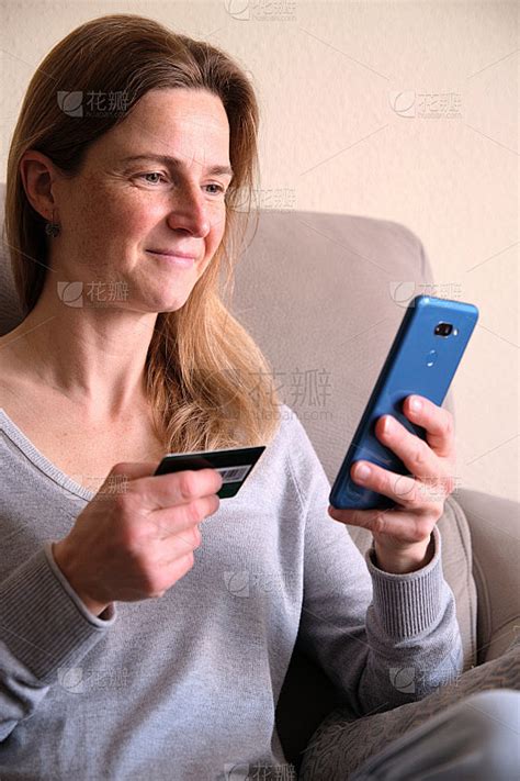 女人用智能手机购物，用信用卡支付
