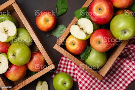 녹슨 배경에 나무 상자에 잘 익은 빨간색과 녹색 사과 0명에 대한 스톡 사진 및 기타 이미지 0명 가득 찬 갈색 Istock