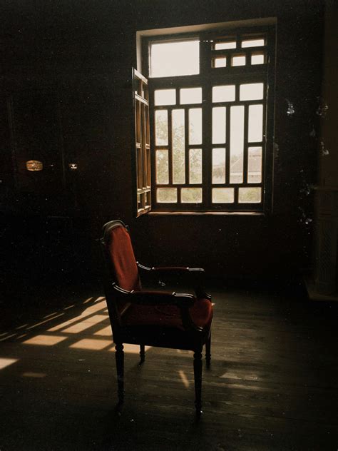 가구 건축의 고독 고요한 고전 풍 가구 구석 그림자 낮 널찍한 대기의 따뜻한 조명 러스틱 목공 목재 가구 미니멀리스트 방 방 장식 빈 공간