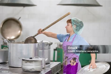 요리는 음식을 준비합니다 큰 냄비와 국자를 요리합니다 국자를 가진 부엌 노동자입니다 요리사 전문 먹기에 대한 스톡 사진 및 기타