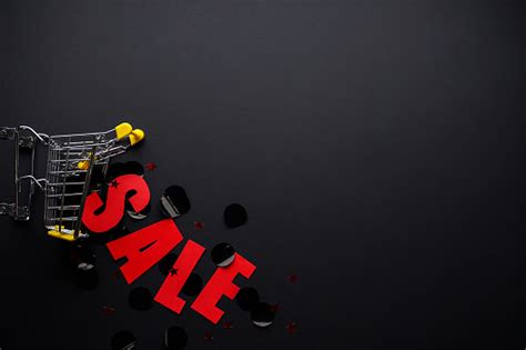 빨간색 문자로 블랙 프라이데이 세일 검은 색종이 노란색 바구니에 검은 색종이 노란색 바구니 평평한 누워 텍스트에 대한 장소 0명에 대한 스톡 사진 및 기타 이미지 Istock