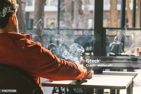 카페에서 담배를 피우는 남자의 뒷모습 건강에 해로운 생활 방식 흡연에 대한 스톡 사진 및 기타 이미지 흡연 거리 공공건물