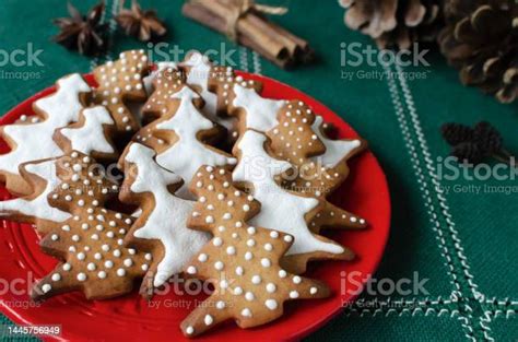 나무 배경에 흰색 장식으로 장식 된 구운 쿠키 수제 생강과 계피 크리스마스 쿠키 요리 홈 베이킹의 개념 수직 방향 상위 뷰 0명에 대한 스톡 사진 및 기타 이미지 Istock