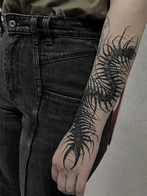 Настя Злюка Запись со стены Тату с пчелой Сороконожка Рисунок на руки