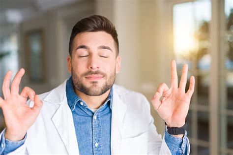 병원에서 젊은 잘생긴 의사 남자 휴식과 명상 손가락으로 제스처를 하 고 폐쇄 눈으로 웃 고 요가 개념 가정 생활에 대한 스톡 사진 및 기타 이미지 Istock