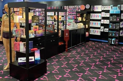 Man Steals 3 Foot Tall 40 Pound Dildo From Las Vegas Sex Shop