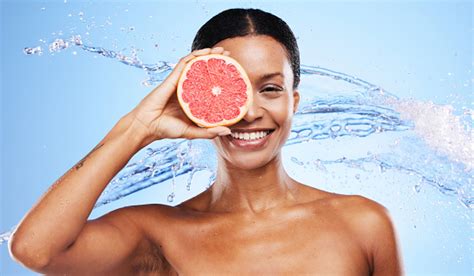 뷰티 스킨케어 흑인 여성과 자몽을 눈 위에 뿌려 비타민 C 럭셔리 스파를 즐겨보세요 샤워 수분 및 수분 소녀 모델의 초상화와 건강 해독을 위한 감귤류 과일 30 34세에