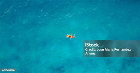수정처럼 맑은 청록색 바다에서 노를 젓고 있는 두 사람과 함께 있는 빨간 카약의 공중 전망 건강한 생활방식에 대한 스톡 사진 및 기타 이미지 Istock
